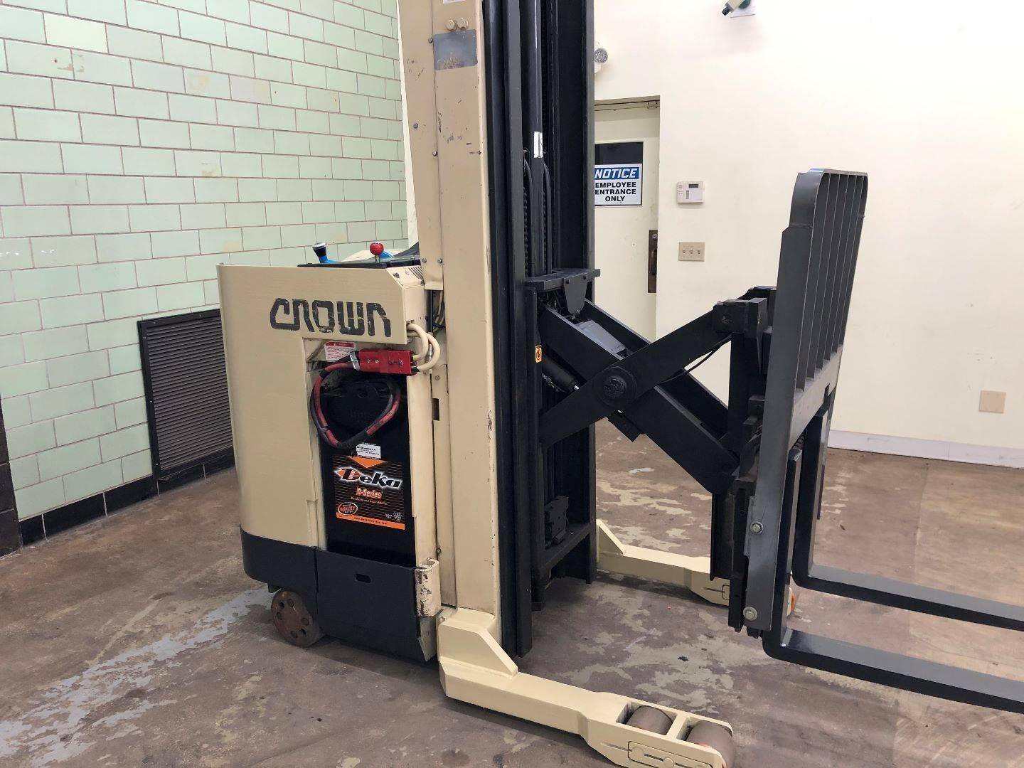 2007 Electric Crown 35RRTT Electric Narrow Aisle Single Reach