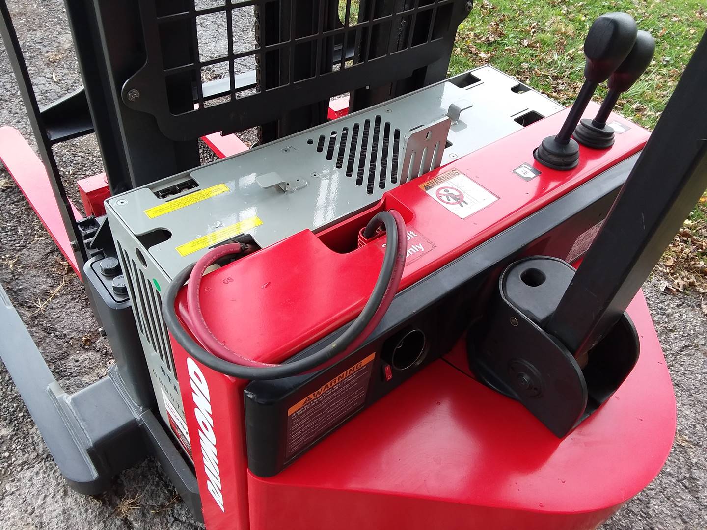 2009 Electric Raymond RSS40 Electric Walkie Straddle Stacker