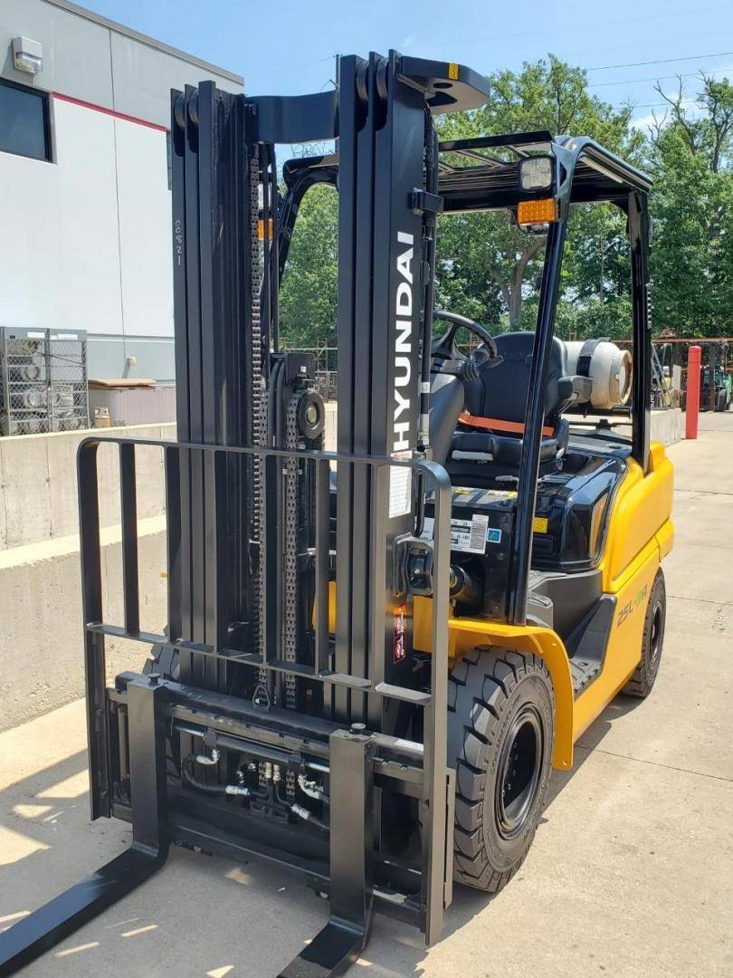 2021 LP Gas Hyundai 25L-9A Pneumatic Tire 4 Wheel Sit Down