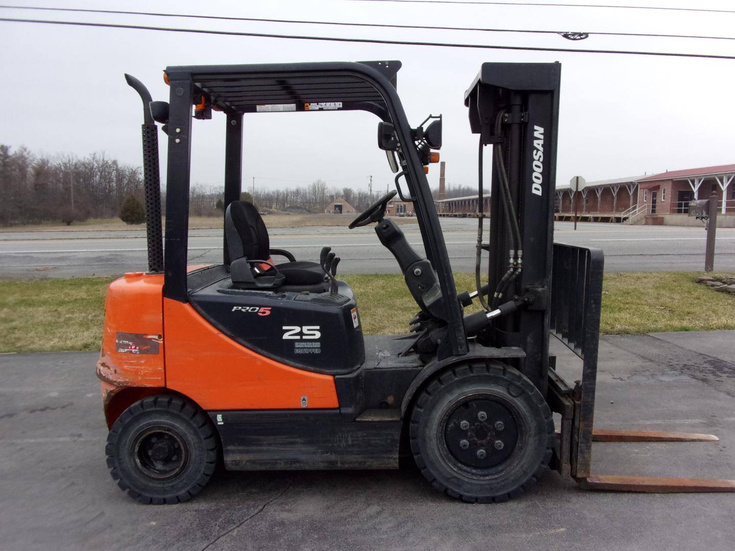2015 Diesel Doosan D25S-5 Pneumatic Tire 4 Wheel Sit Down