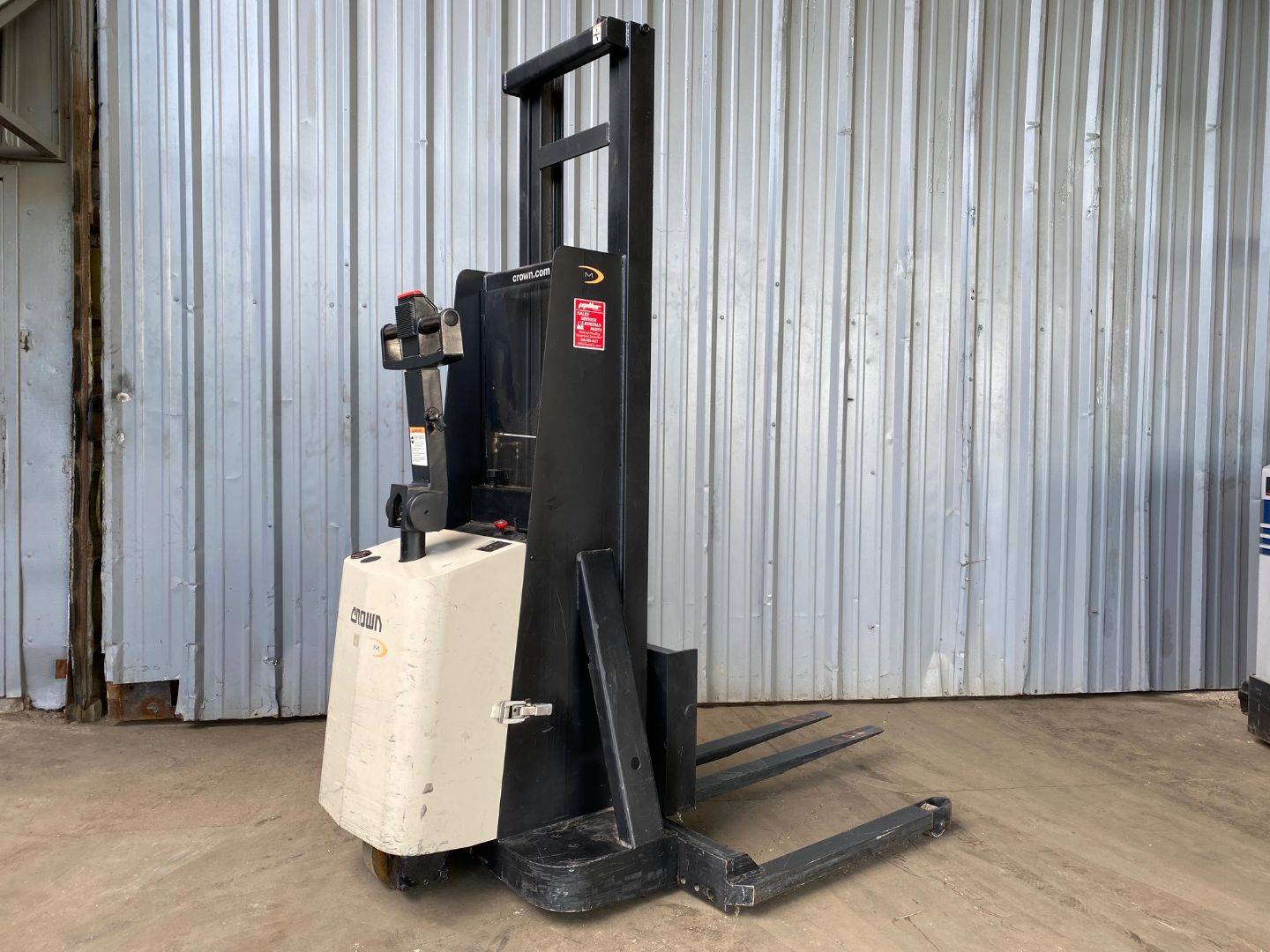 2006 Electric Crown 20MT Electric Walkie Straddle Stacker